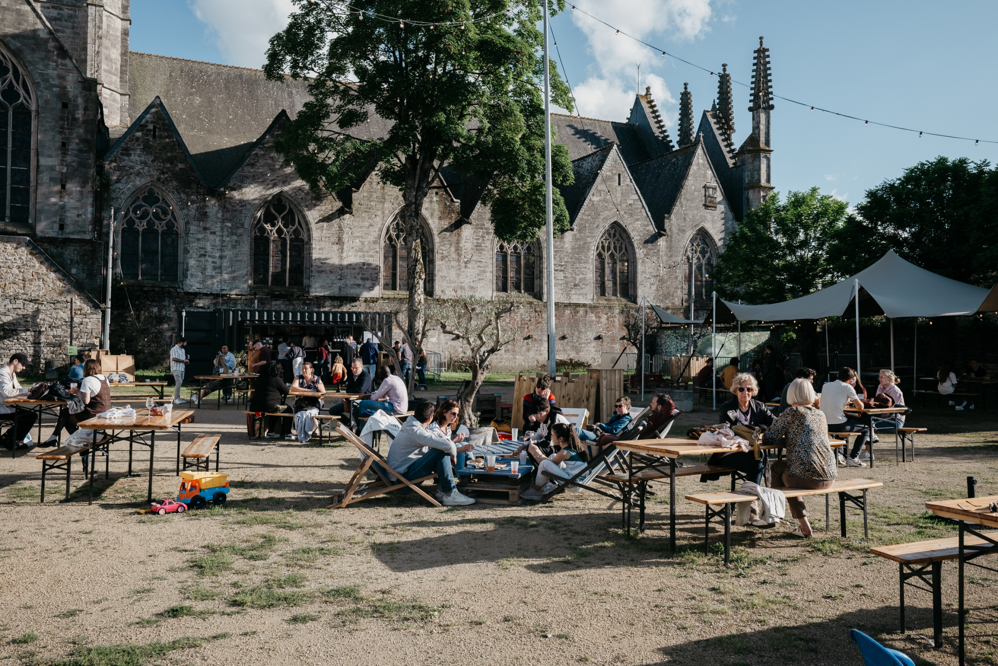 Transformation de containers maritimes en snack-bar pour "À la Bonheur ...