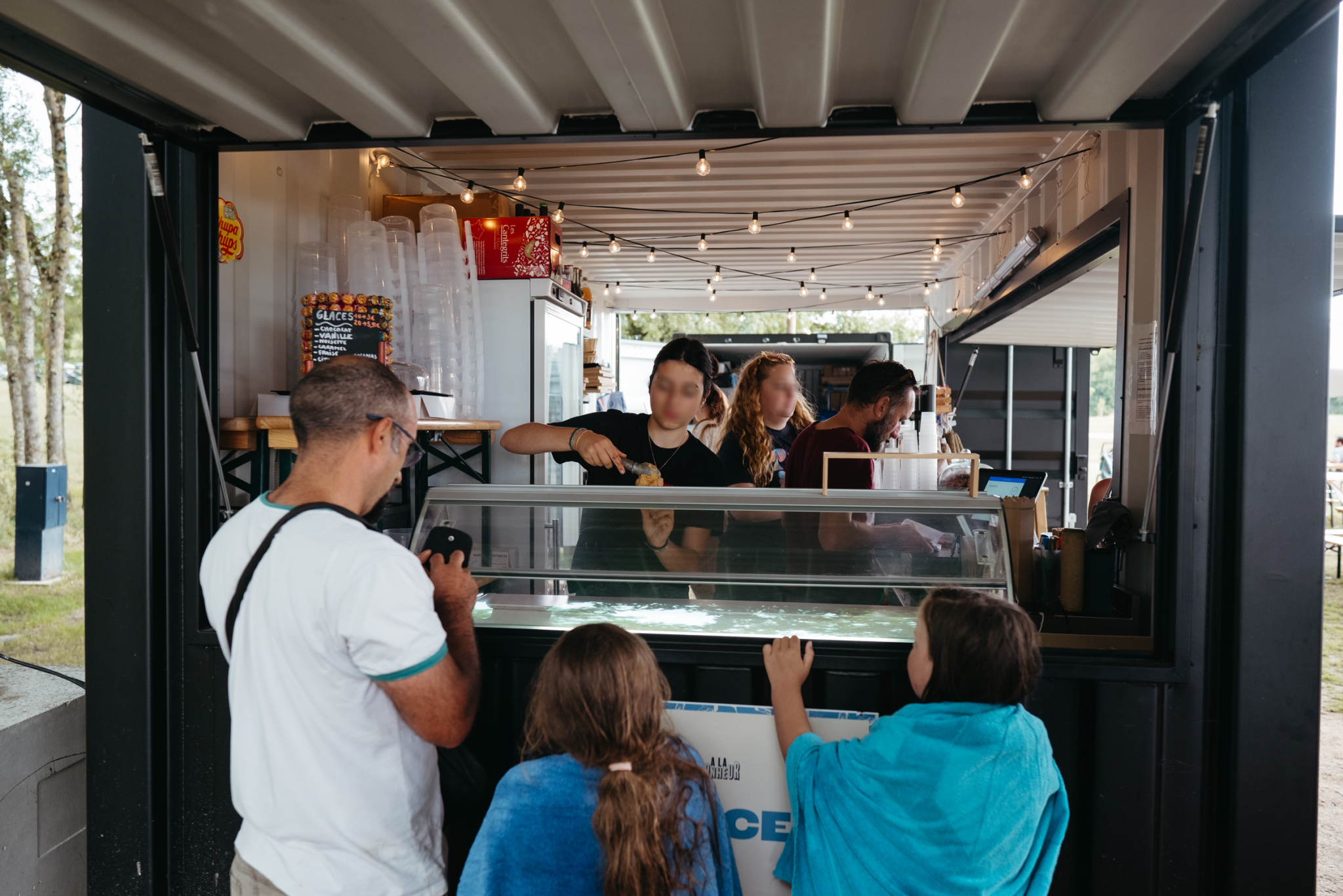 Transformation de containers maritimes en snack-bar pour "À la Bonheur ...