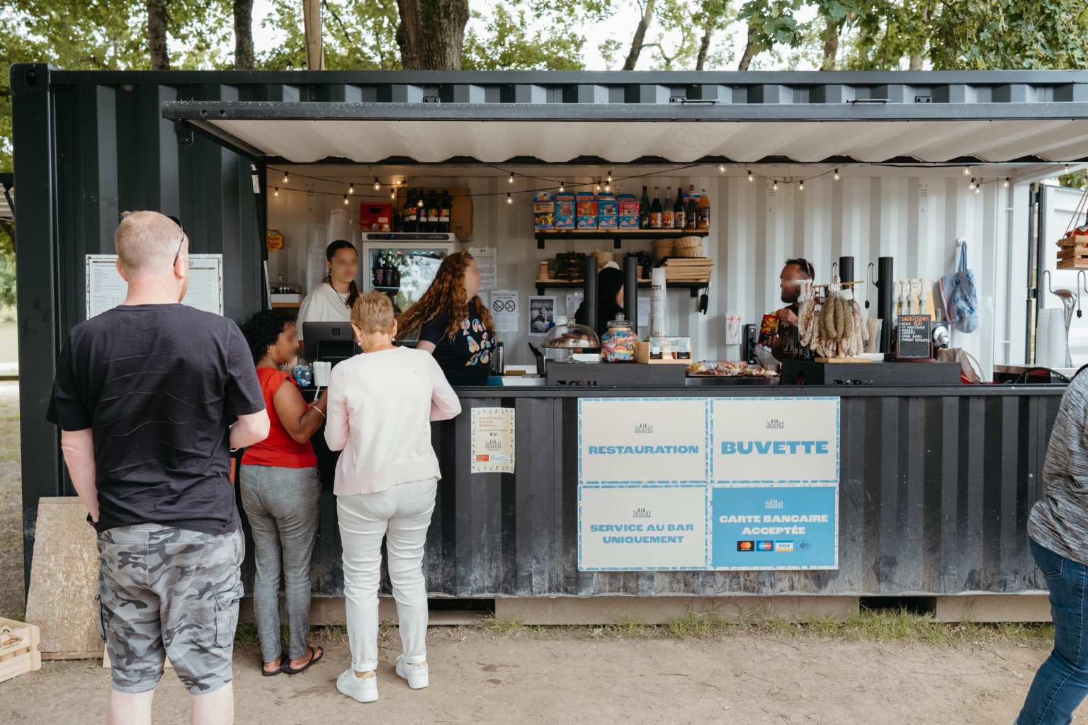 Transformation de containers maritimes en snack-bar pour "À la Bonheur ...